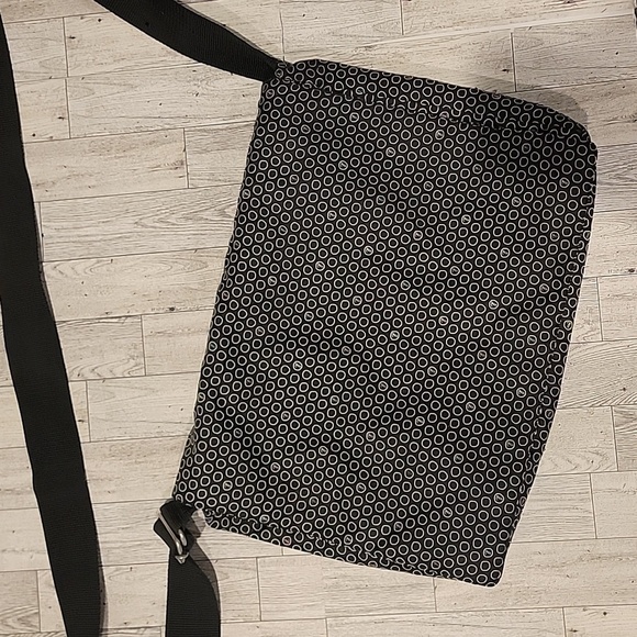 thirty-one | Bags | Thirty One Reversible Black And White Messenger Bag ...